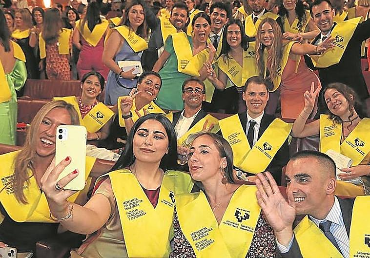 La Facultad de Medicina de la UPV/EHU gradúa a casi 300 nuevos facultativos | El Diario Vasco